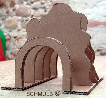 Maquette de paysage, rocher et montagne en papier mâché